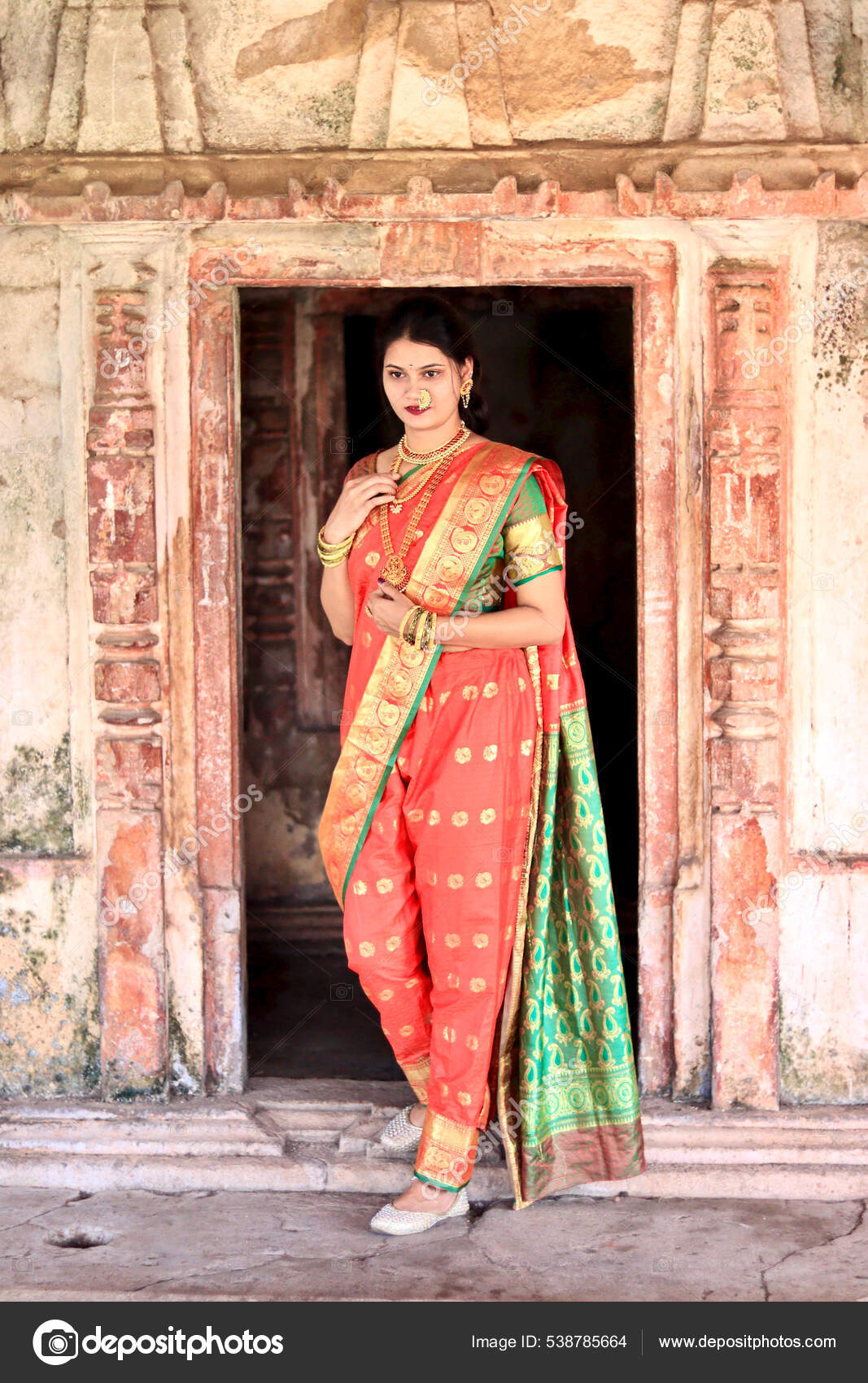 Young Indian Woman Dressed Marathi Attire Queen — Stock Photo ...
