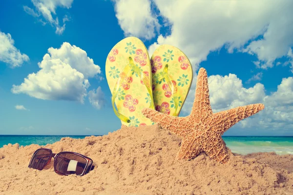 Tongs sur la plage images libres de droit, photos de Tongs sur la plage ...