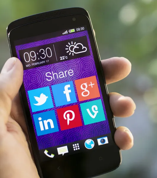 Social media icons on smartphone screen – Stock Editorial Photo ...