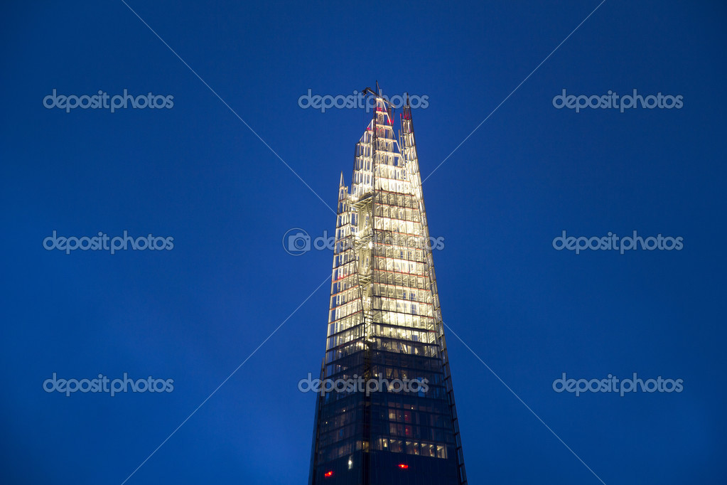 Lighted spire of the Shard in London – Stock Editorial Photo ...