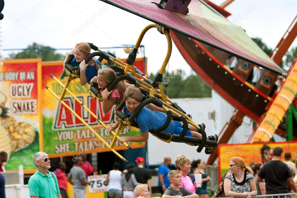 Teens Have Fun On Exciting Carnival Ride — Stock Editorial Photo ...