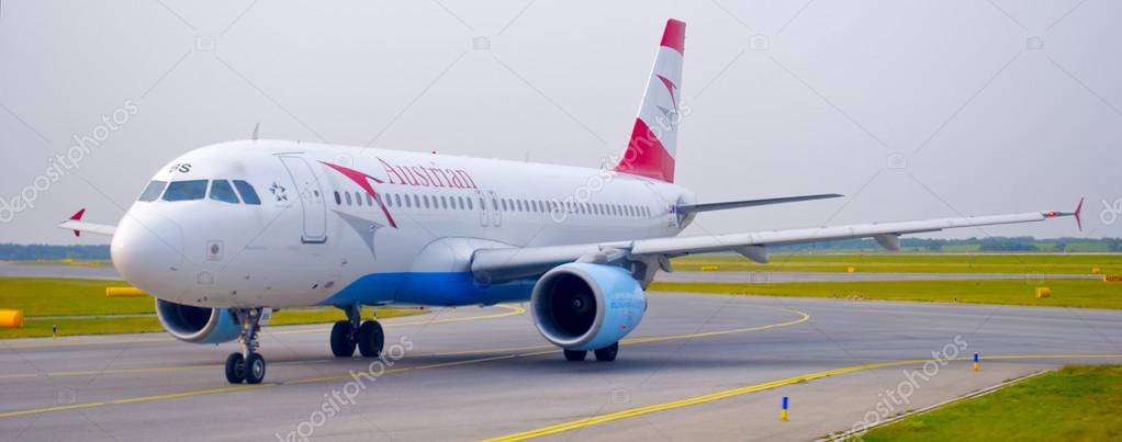 Plane of the Austrian Airlines in the International Vienna Airport ...
