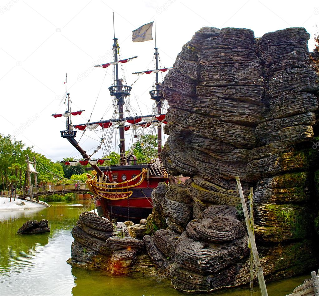 Pirate ship behind the rock — Stock Editorial Photo © Siempreverde ...