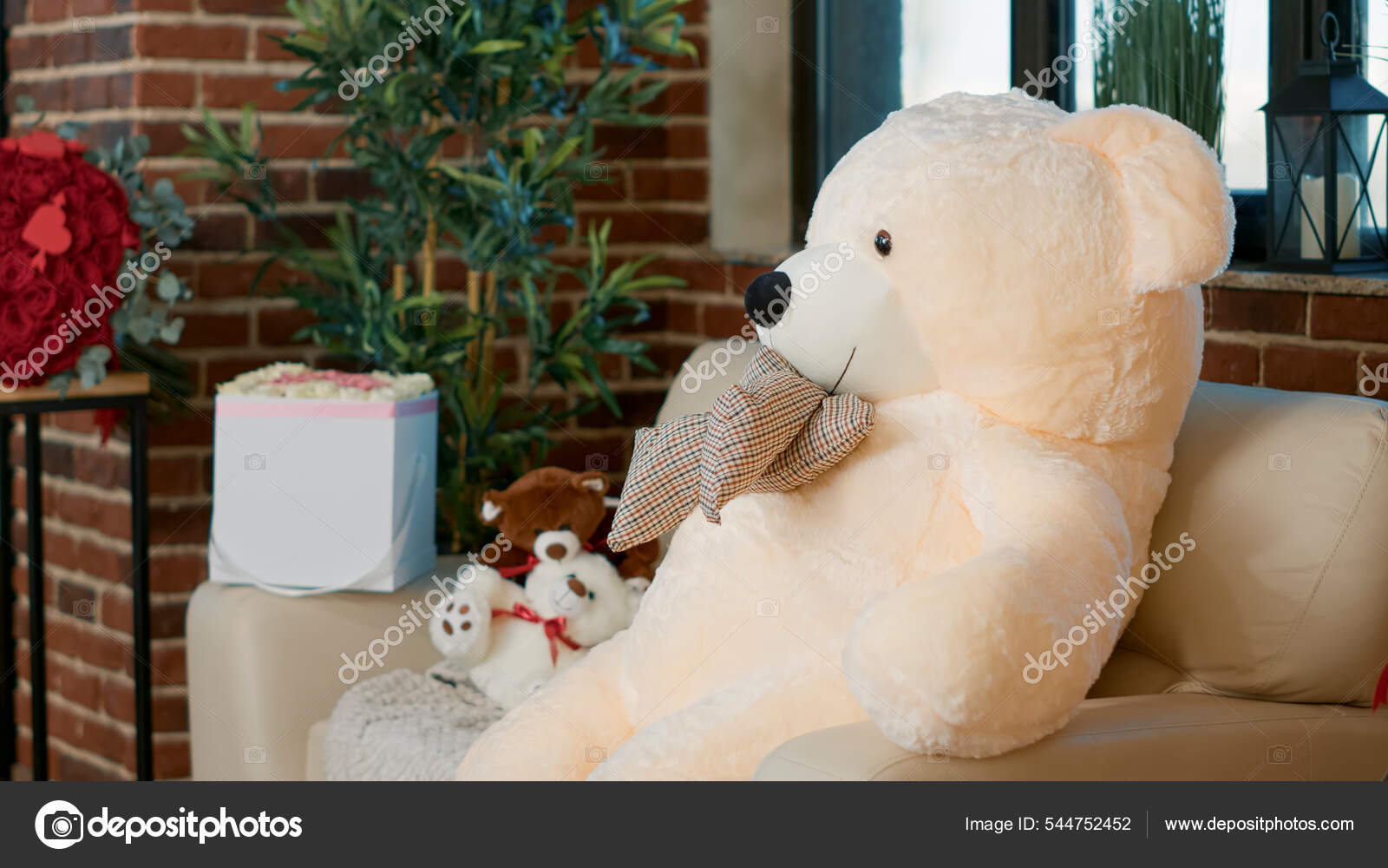 Nobody in room with teddy bear surprise and roses bouquet Stock Photo ...