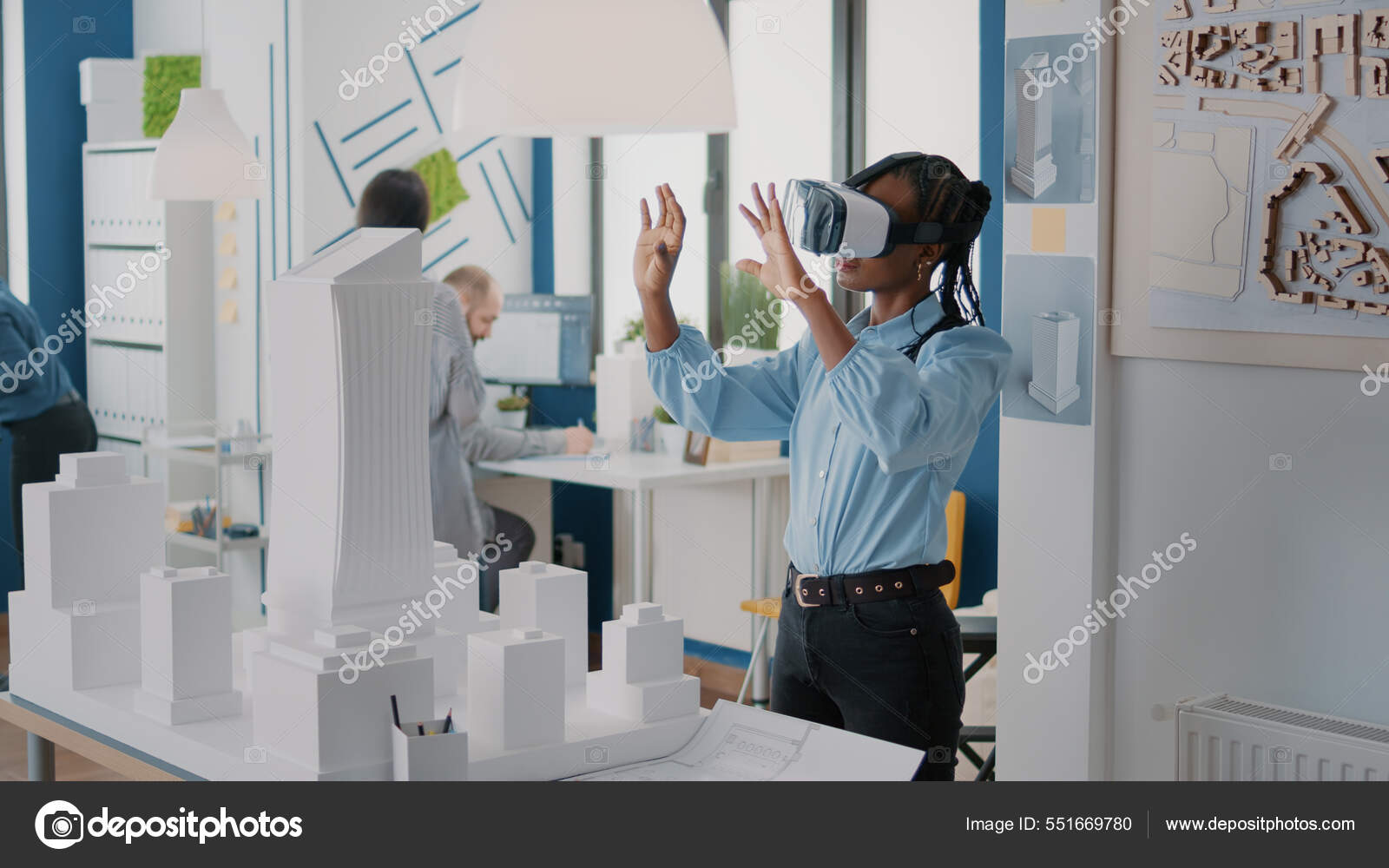 Arsitek menggunakan kacamata vr untuk merancang model bangunan dan tata ...