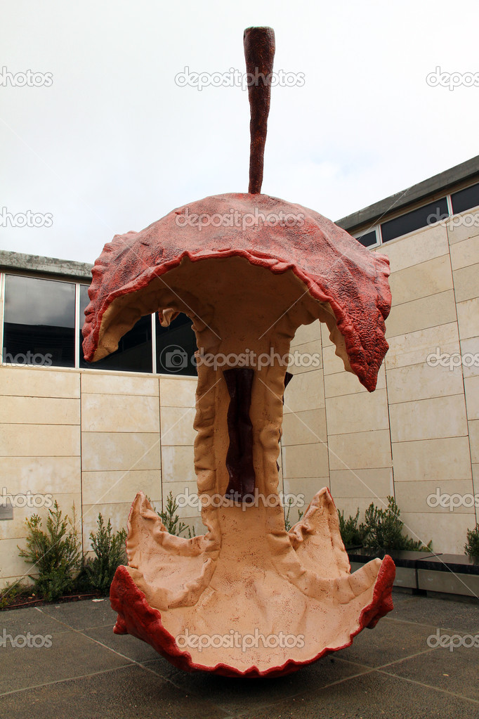 Claes Oldenburg. Big apple core, 1992 — Stock Editorial Photo © Flik47 ...