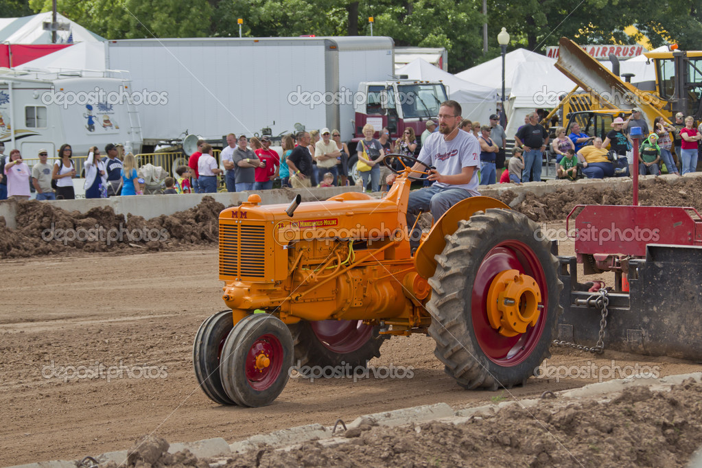 Minneapolis Moline ZB pulling Tracks – Stock Editorial Photo ...