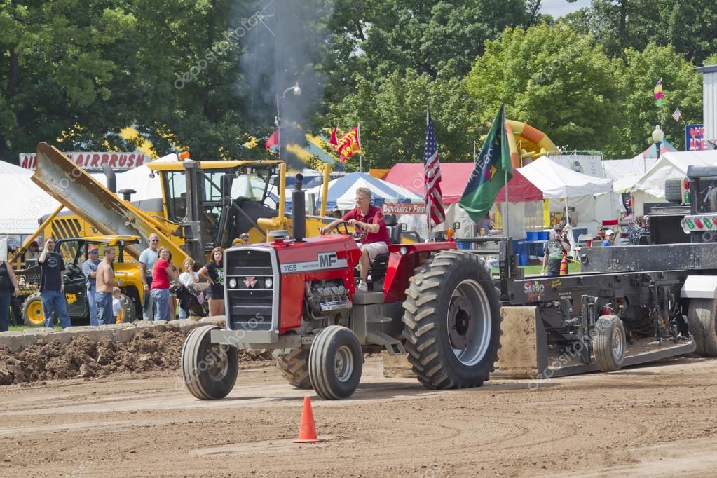 Massey Ferguson 1155 Pulling – Stock Editorial Photo © mybaitshop #12600688