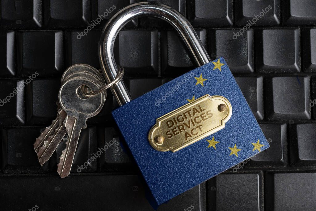 Concepto de acto de servicios digitales (DSA): cerradura y llaves con bandera de la Uni n ...