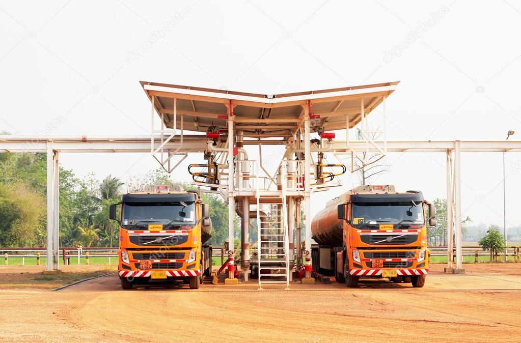 Car truck in loading bay loading crude oil — Stock Editorial Photo ...