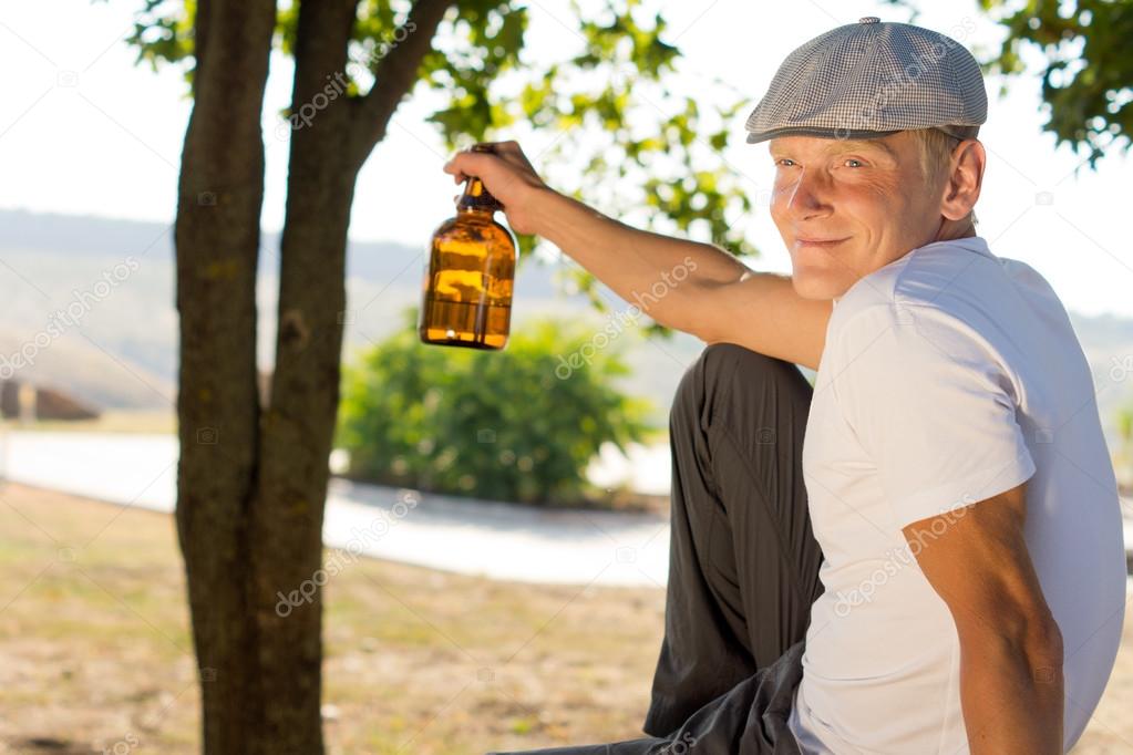 Feliz borracho con su botella de alcohol — Foto de stock #31048887 ...
