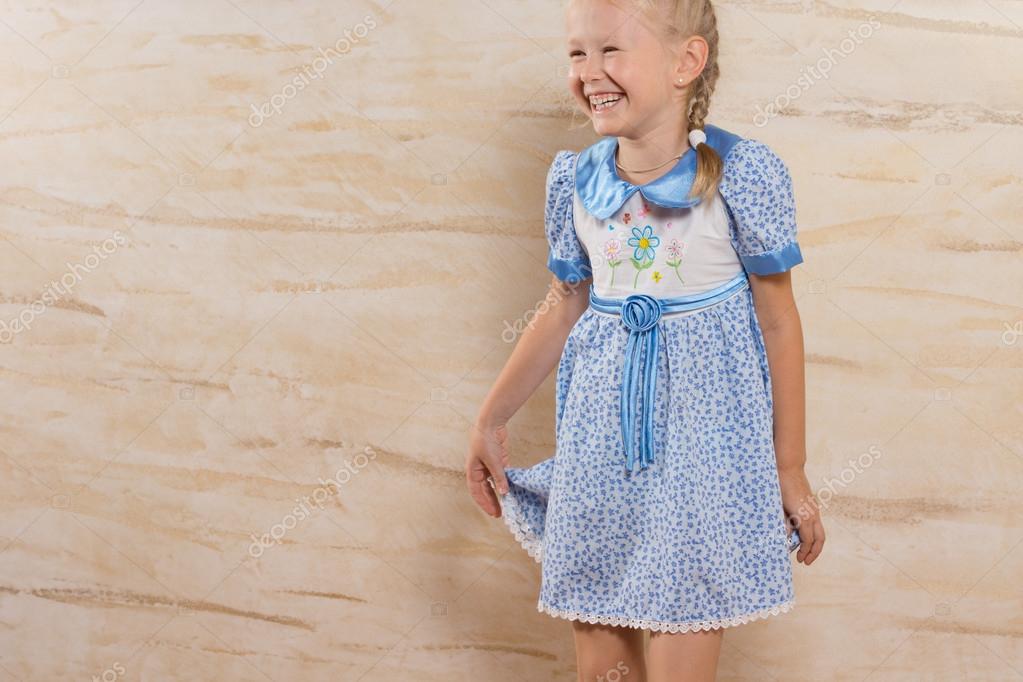 Lindo feliz riendo niña — Foto de stock #51130397 © Vaicheslav