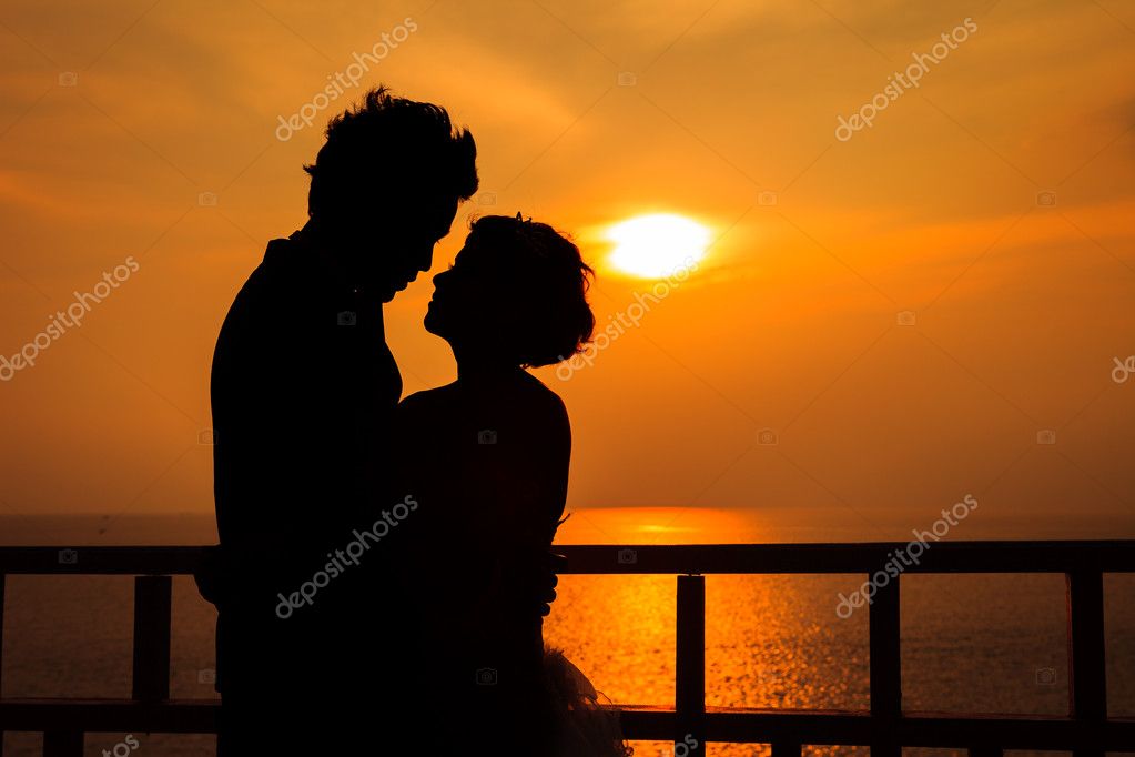 Couple silhouette on the beach at sunset — Stock Photo © pat138241 ...