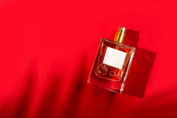 Perfume cuero rojo fotos de stock, imágenes de Perfume cuero rojo sin ...