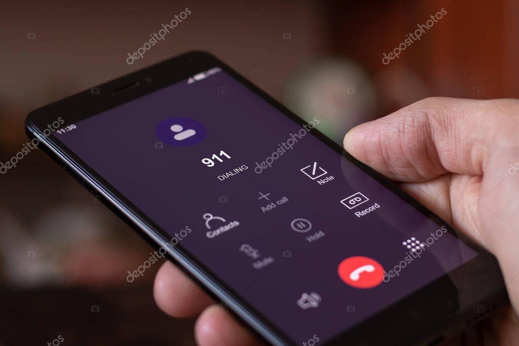 Llamando al 911, llamando al 911. Concepto de emergencia: hombre usando ...