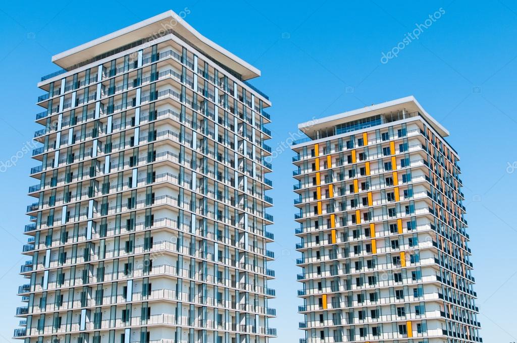 Moderno bloque de apartamentos de lujo sobre el cielo azul.Multistoried ...