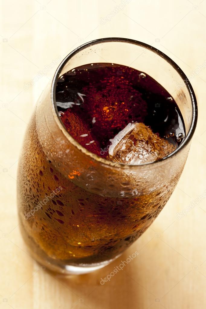 Refrescante soda marrón con hielo — Foto de stock #20104817 © bhofack2