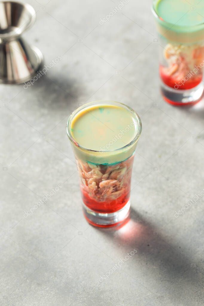 Bebida Alien Brain Hemorrhage Shot Cocktail para Halloween 2024