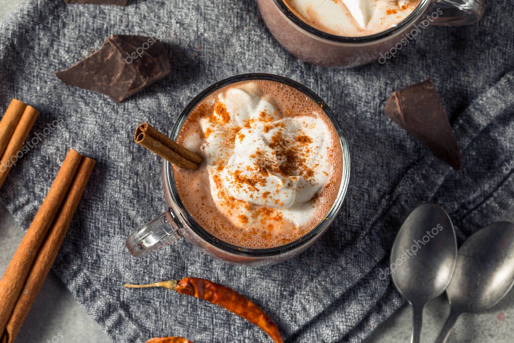 Chocolate de cacao caliente mexicano picante casero con canela y cayena ...