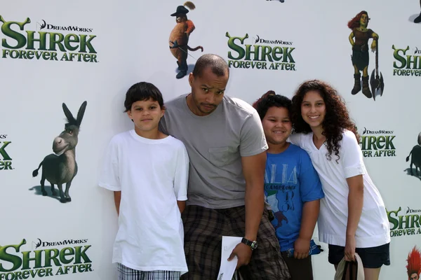 Donald Faison & Family – Stock Editorial Photo © Jean_Nelson #12977076