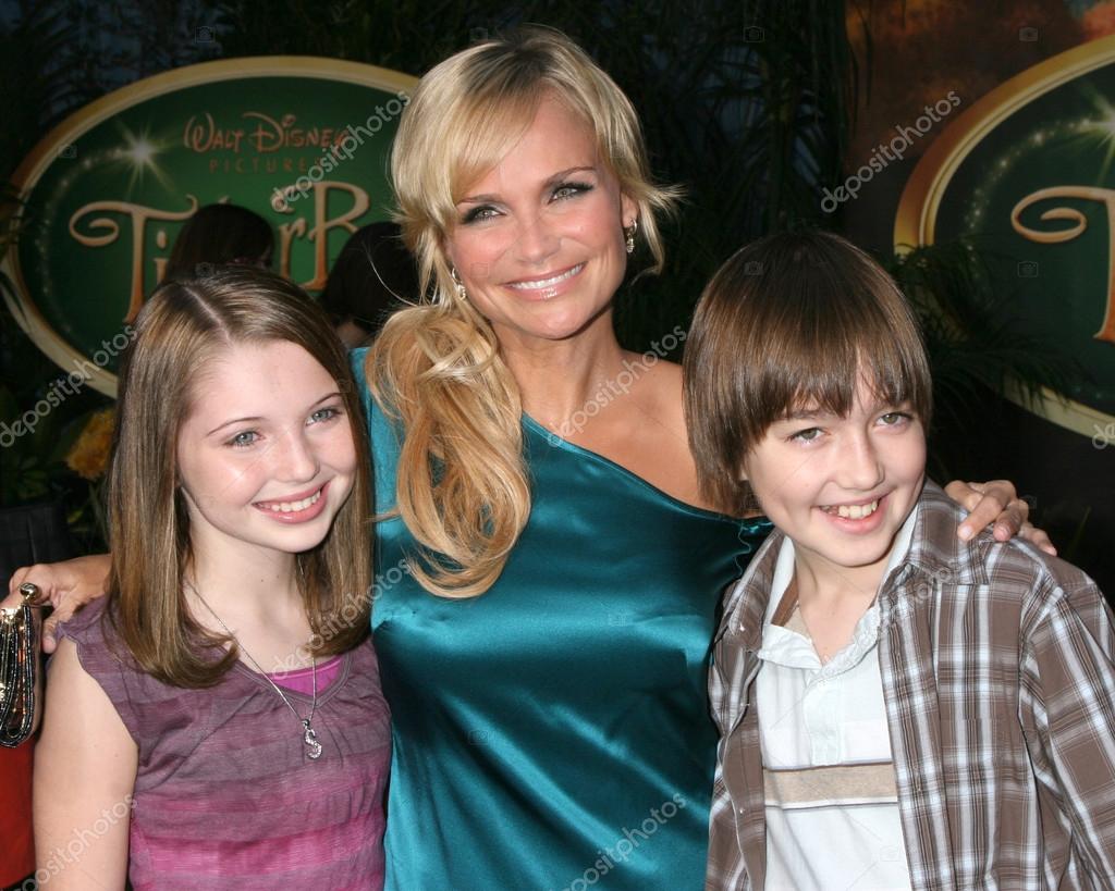 Sammi Hanratty, Kristin Chenoweth, and Field Cate – Stock Editorial ...