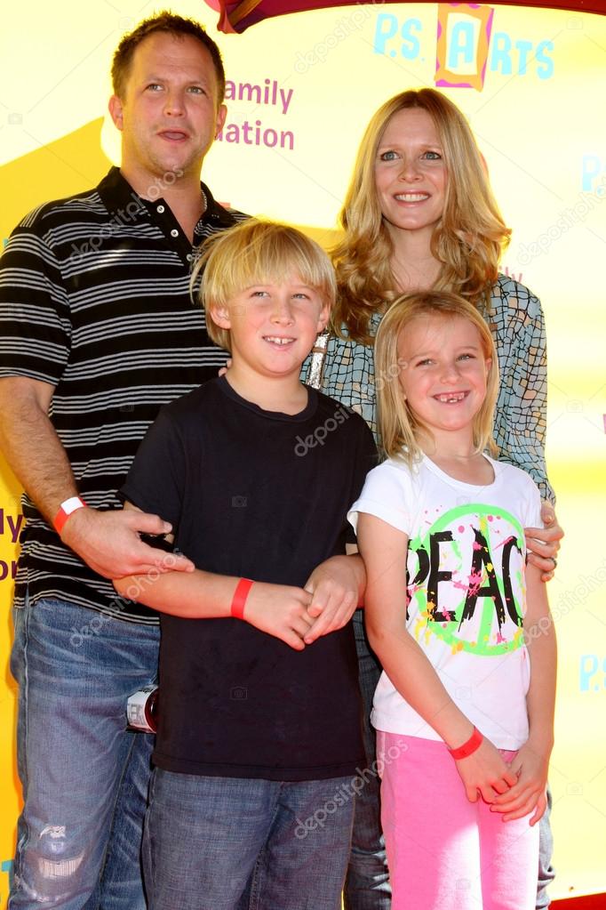 Scott Martin , Lauralee Bell with their children – Stock Editorial ...