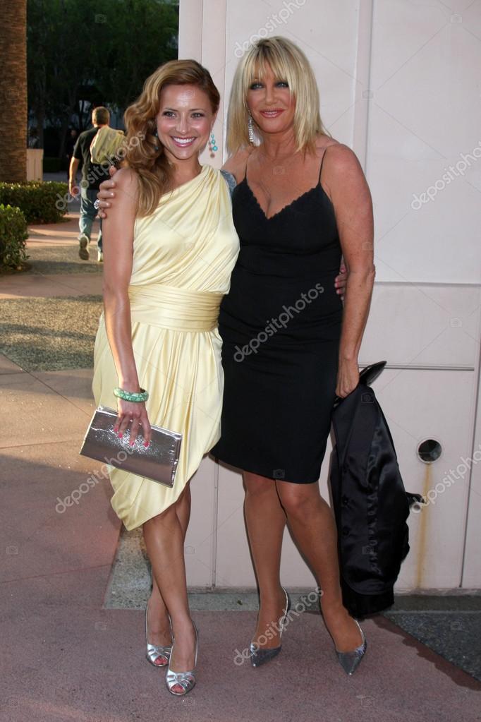 Christine Lakin & Suzanne Somers – Stock Editorial Photo © Jean_Nelson ...