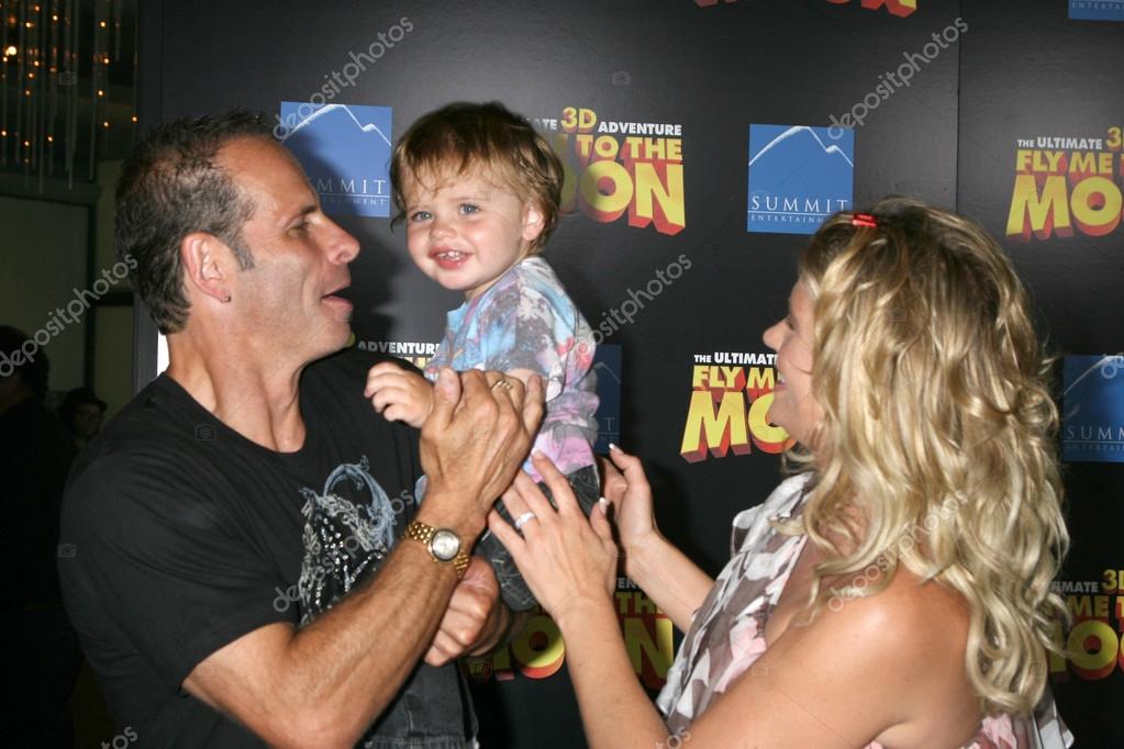 Lloyd Eisler & Kristy Swanson, with their son Magnus — Stock Editorial ...