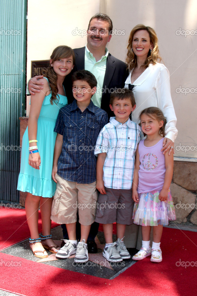 Marlee Matlin & Husband Kevin Grandalski , with children – Stock ...