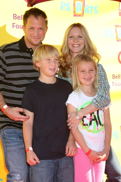 Scott Martin , Lauralee Bell with their children – Stock Editorial ...