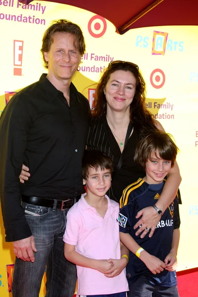 Steven Weber and family – Stock Editorial Photo © s_bukley #15055033