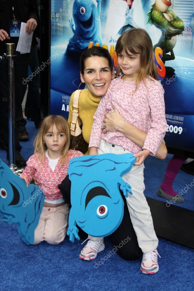 Angie Harmon & Daughters — Stock Editorial Photo © Jean_Nelson #13089263