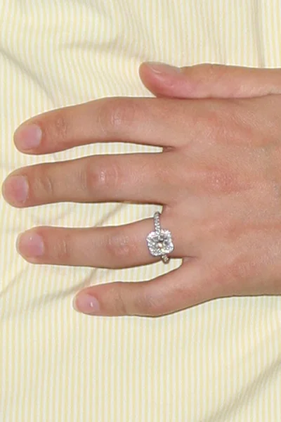 Showing ring Stock Photos, Royalty Free Showing ring Images | Depositphotos