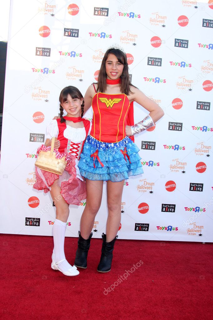 Savannah Paige Rae, Emily Rae — Stock Editorial Photo © Jean_Nelson ...