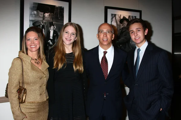 Maria Bell, daughter, son, Bill Bell, Jr. – Stock Editorial Photo ...