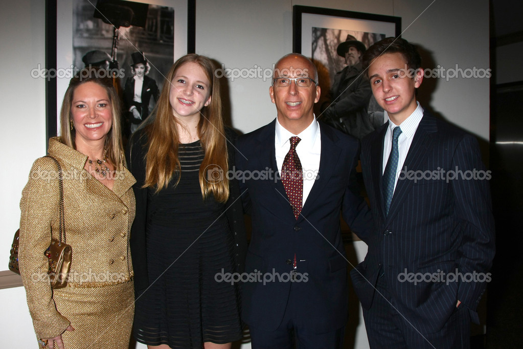 Maria Bell, daughter, son, Bill Bell, Jr. – Stock Editorial Photo ...