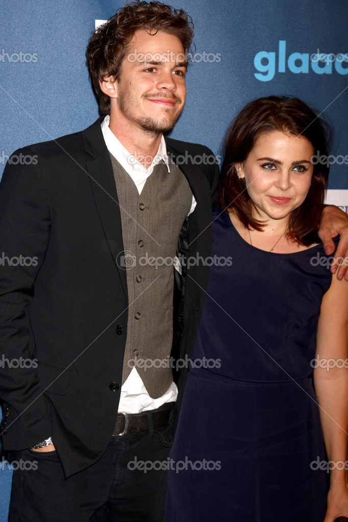 Johnny Simmons Et Mae Whitman