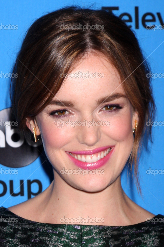 Elizabeth Henstridge – Stock Editorial Photo © Jean_Nelson #29345729