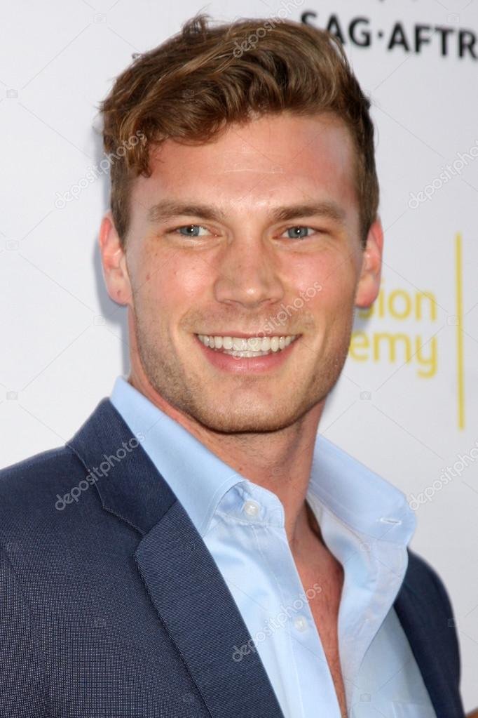 Derek Theler's Instagram, Twitter & Facebook on IDCrawl