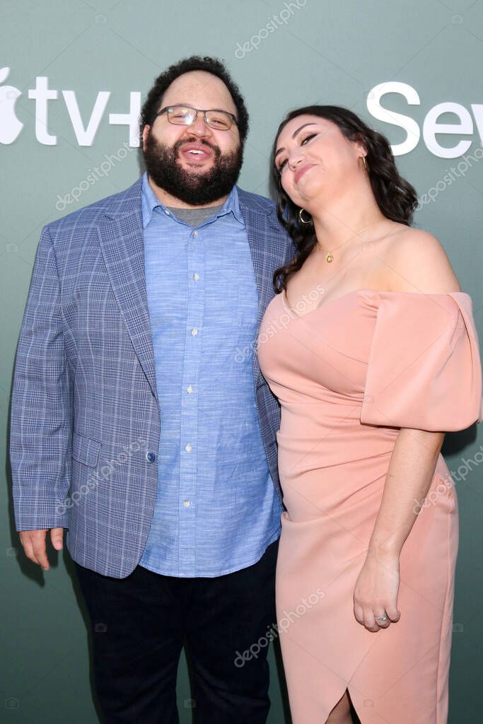 LOS ÁNGELES - 8 DE ABRIL: Zach Cherry, Anabella Tupaj en la proyección ...