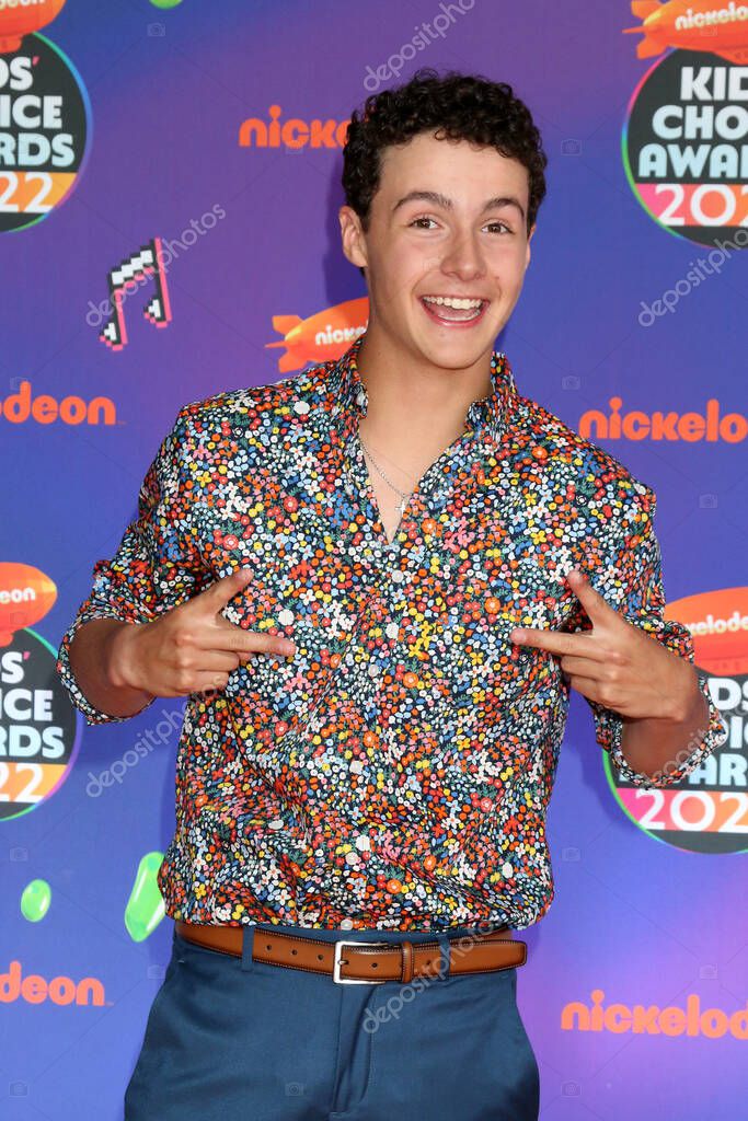 LOS ÁNGELES - 9 DE ABR: Caleb Brown en los Premios Kids Choice 2022 en Barker Hanger el 9 de ...