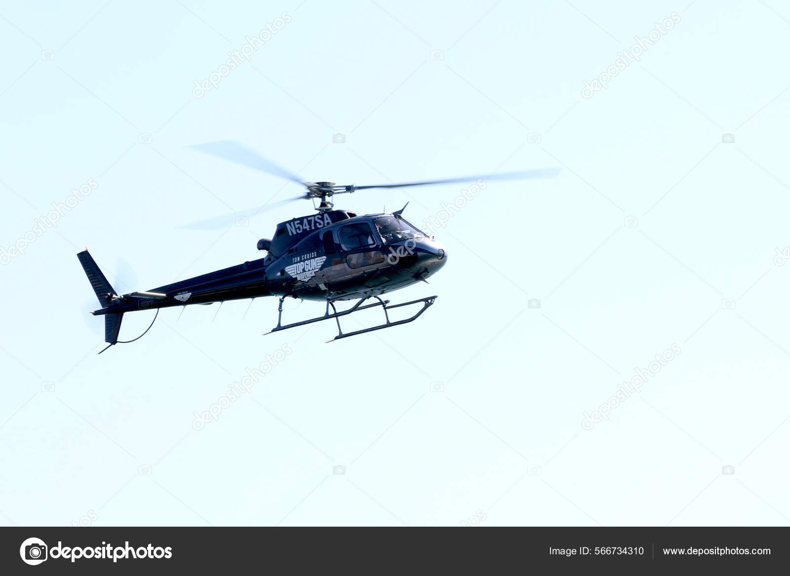 Los Angeles May Top Gun Maverick Helicopter Brings Tom Cruise — Stock ...