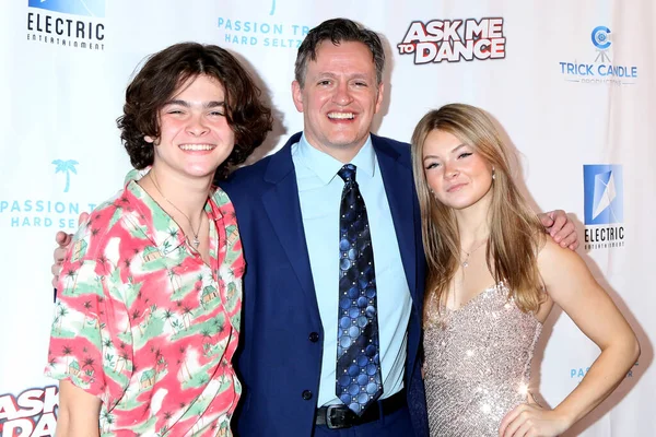 Madeline Carroll And Callan Mcauliffe 2022