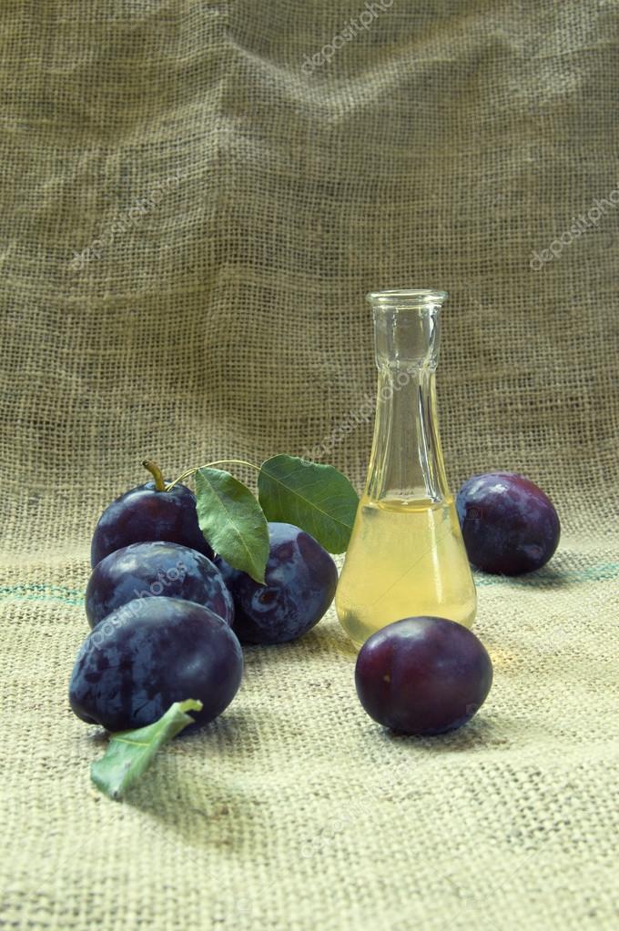 Brandy de ciruela o aguardiente y fruta de ciruela sabrosa. 2024