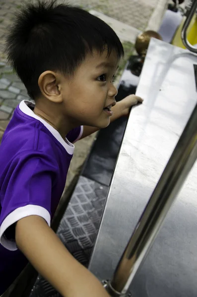 Child labor china images libres de droit, photos de Child labor china ...