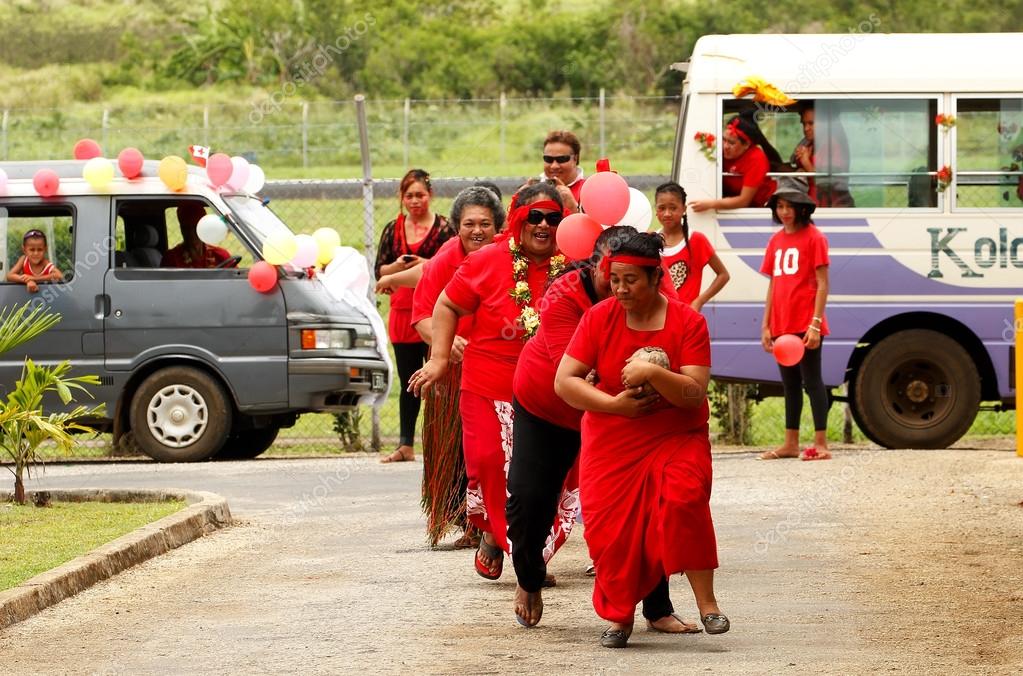 La gente celebra la llegada de Fuifui Moimoi a la isla de Vavau, Tonga 2023