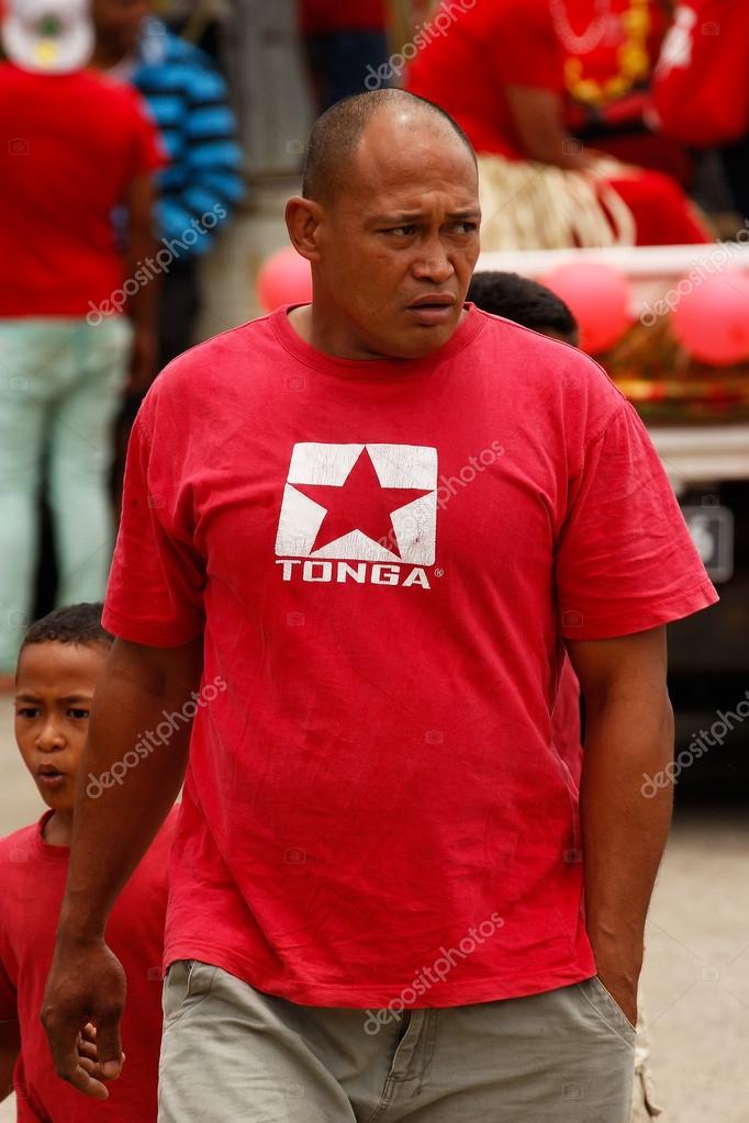 El hombre Tongan celebra la llegada de Fuifui Moimoi a la isla de Vavau ...