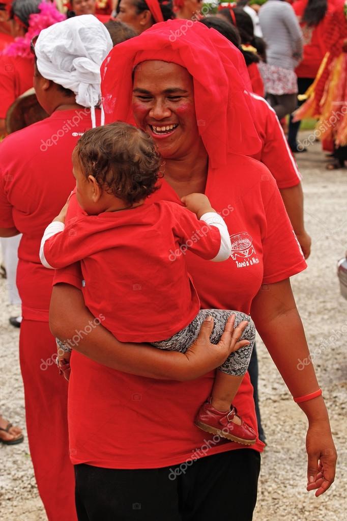 La gente celebra la llegada de Fuifui Moimoi a la isla de Vavau, Tonga 2023
