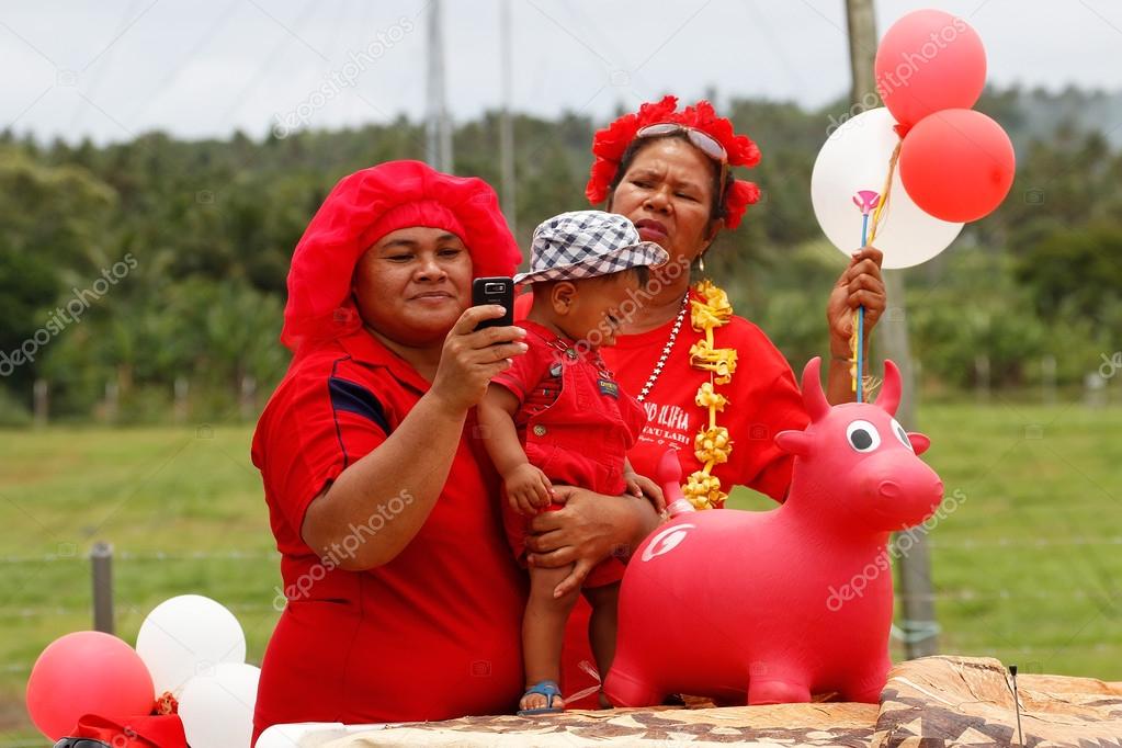 La gente celebra la llegada de Fuifui Moimoi a la isla de Vavau, Tonga 2023