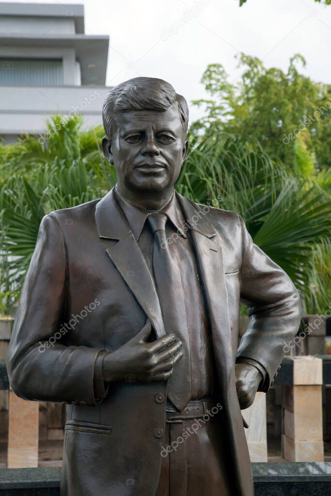San Juan, Puerto Rico - 19 de marzo de 2022: Estatua de John F. Kennedy ubicada en la pasarela ...